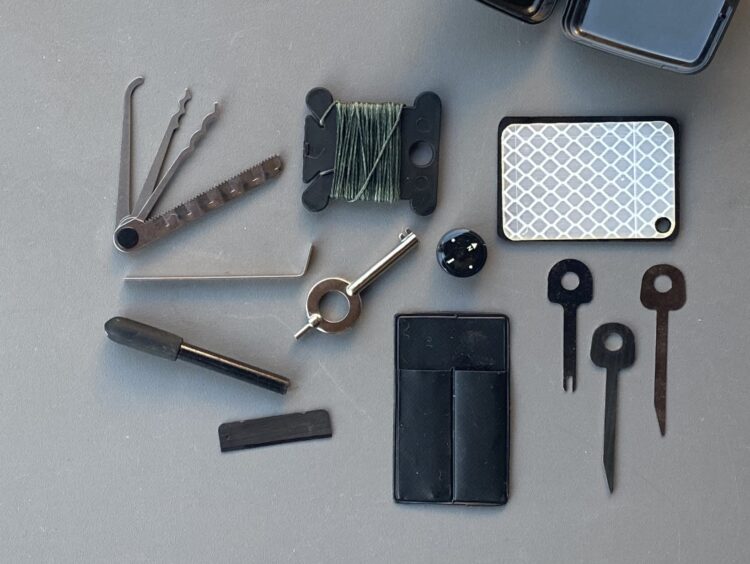 Hard Case Survival OSS Micro S.E.R.E Kit • Spotter Up