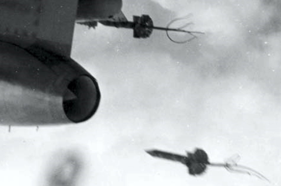 Lockheed_OP-2E_Neptune_of_VO-67_drops_seismic_sensor,_circa_in_1967 (2 ...